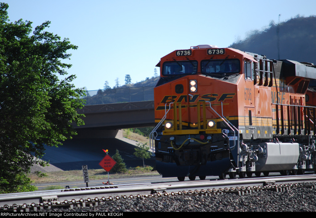 BNSF 6736 Pokes her Very Brand New BNSF Swoosh Logo Nose/Cab westbound towards the Flagstaff ...